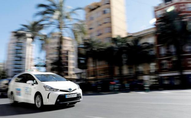 Así es viajar en taxi y en Uber en Valencia | Las Provincias