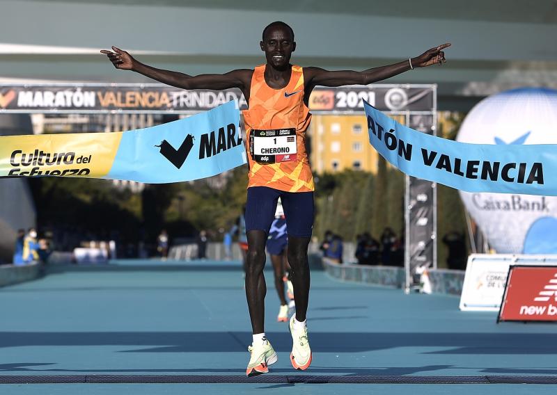Fotos: Línea de meta del Maratón de Valencia 2021: así ha sido el final ...